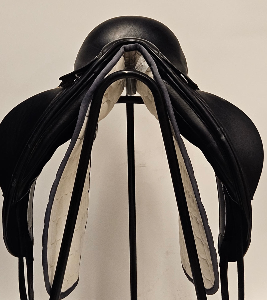 Bates Innova Dressyrsadel 16,5"/M – By Horse